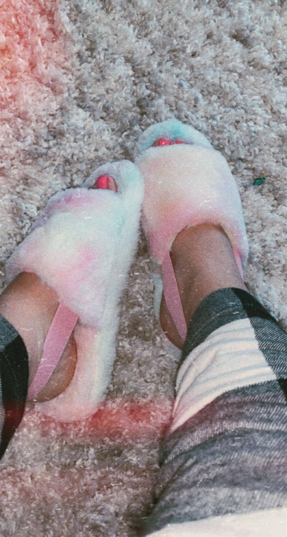 Cozy toes | Scrolller