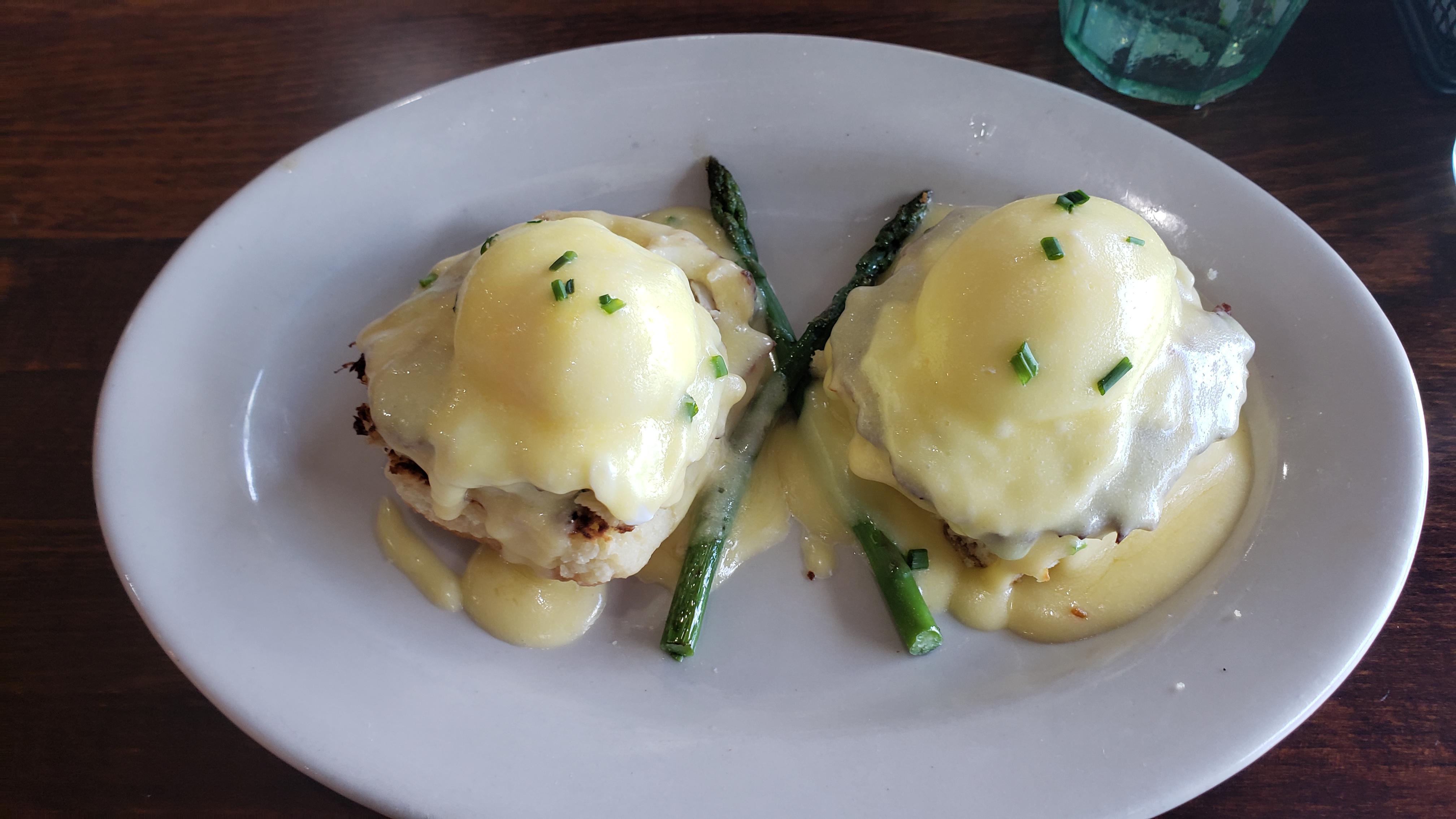 Crab Cake Eggs Benedict w/Hollandaise 😋 | Scrolller