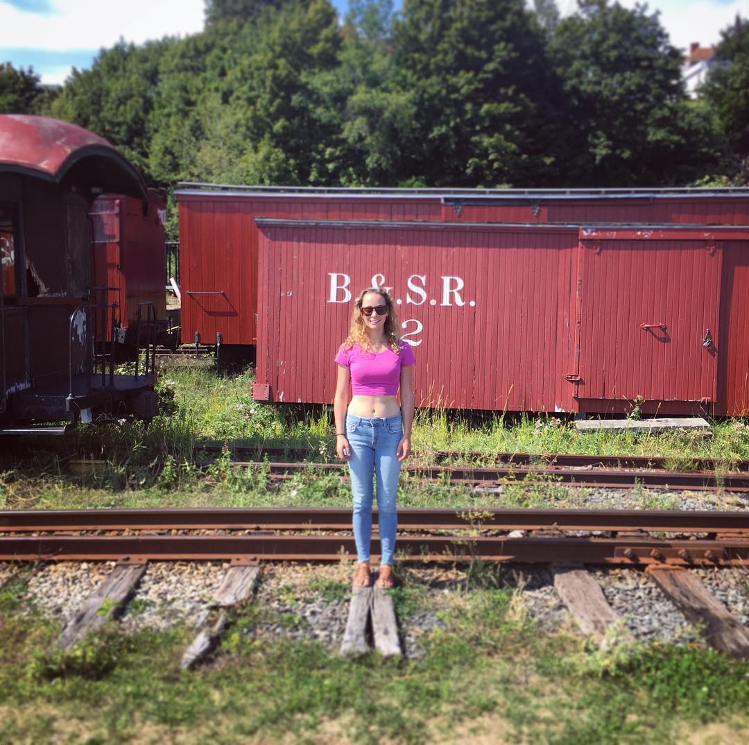 Crop top from far away | Scrolller