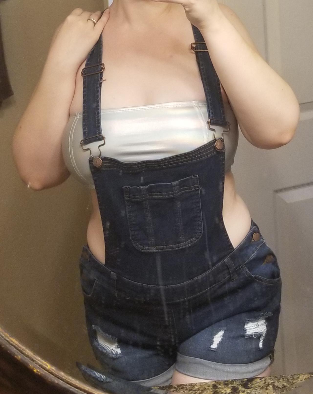 Crop top + tiny overalls ftw! | Scrolller