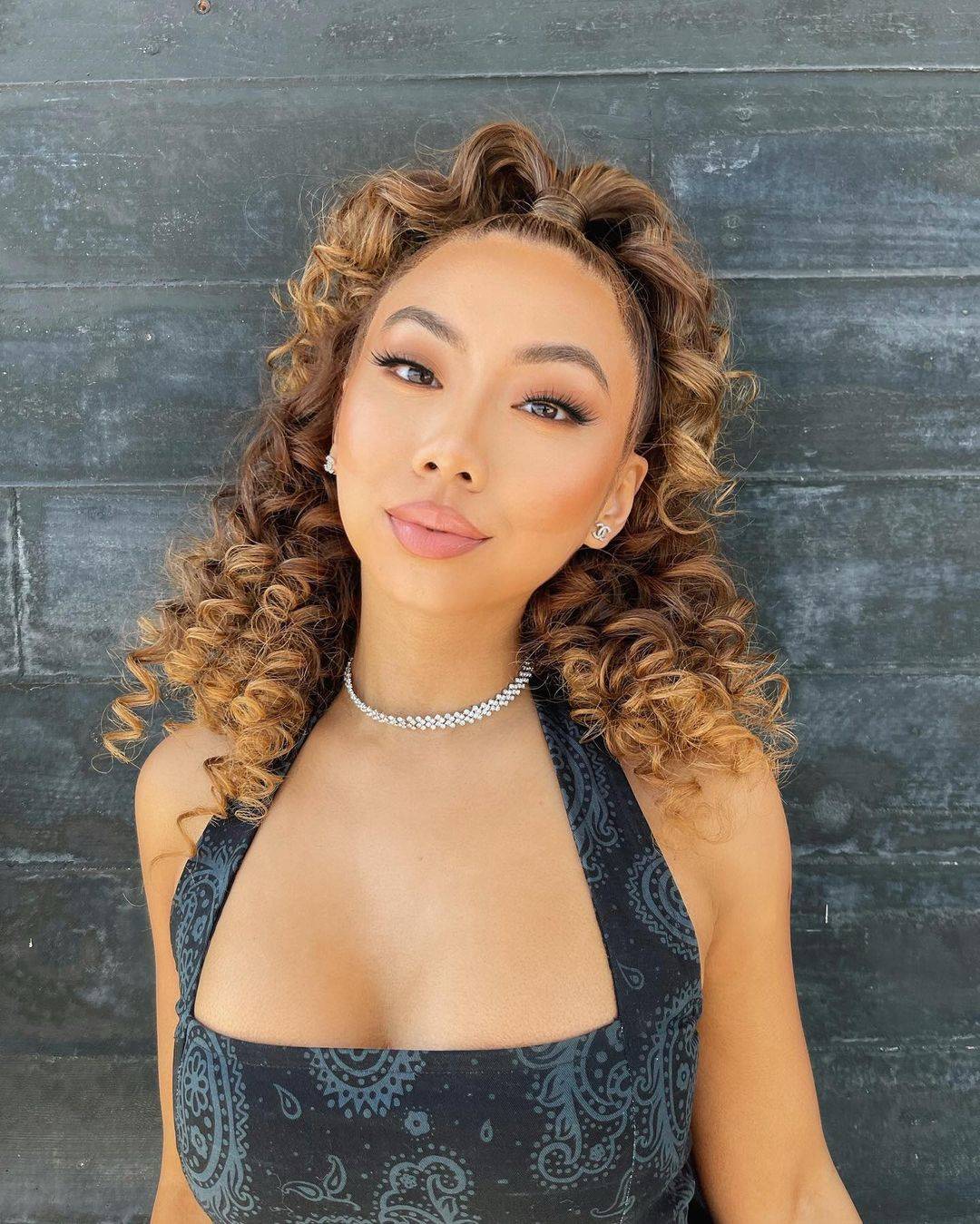 Curly Hair Model | Scrolller