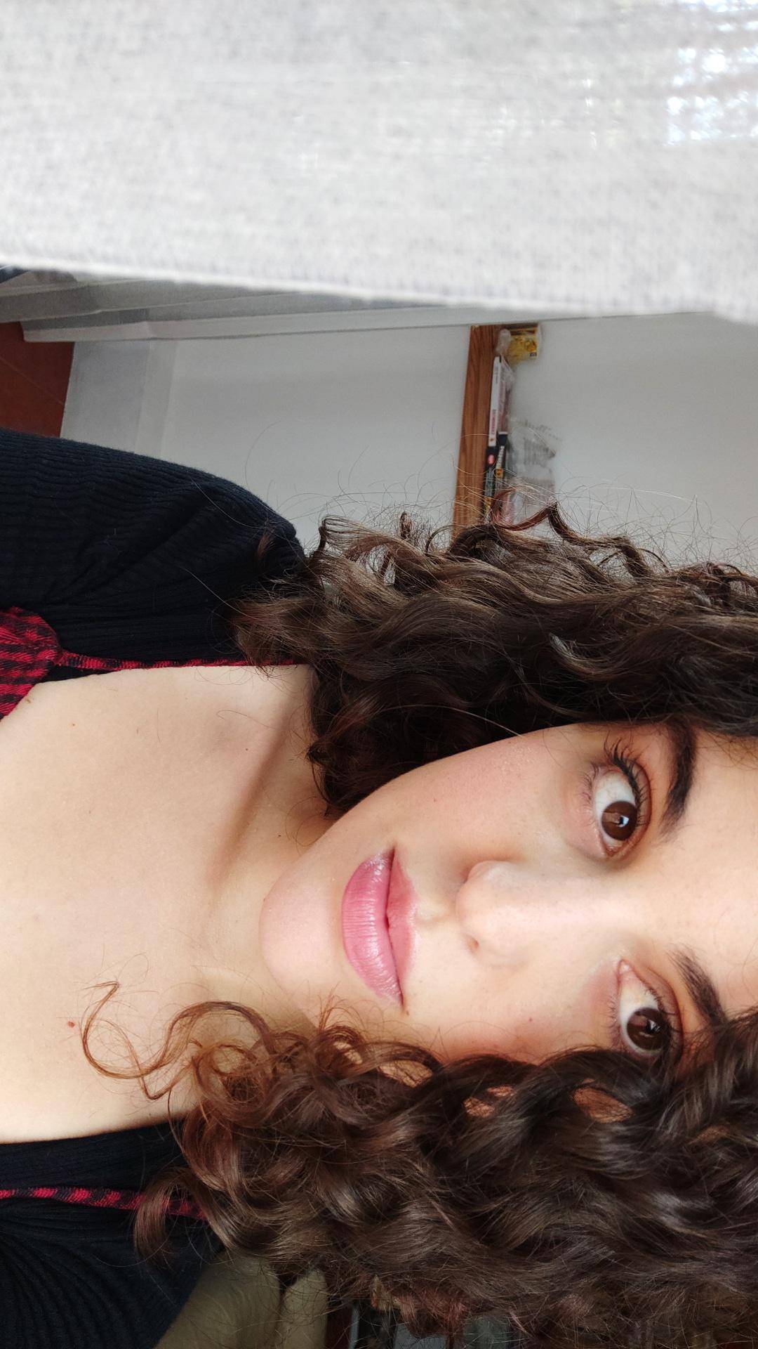 Curly petite. [F] [20] | Scrolller