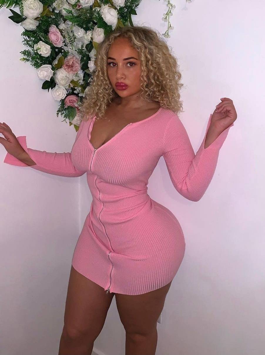 Curves and curls.. | Scrolller