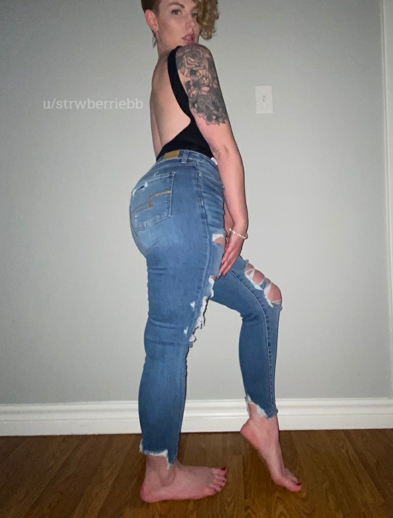 Curves in tight jeans 💕 (OC) | Scrolller