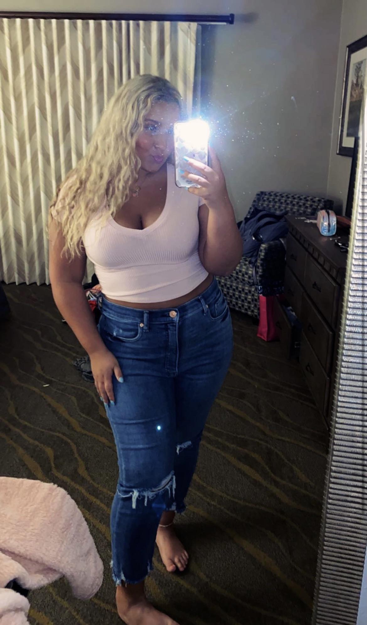 Curvy cutie | Scrolller