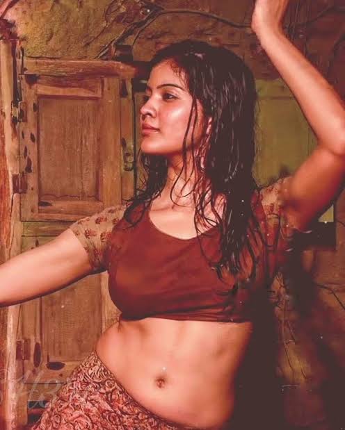 Cute Amrita Iyer hot navel | Scrolller