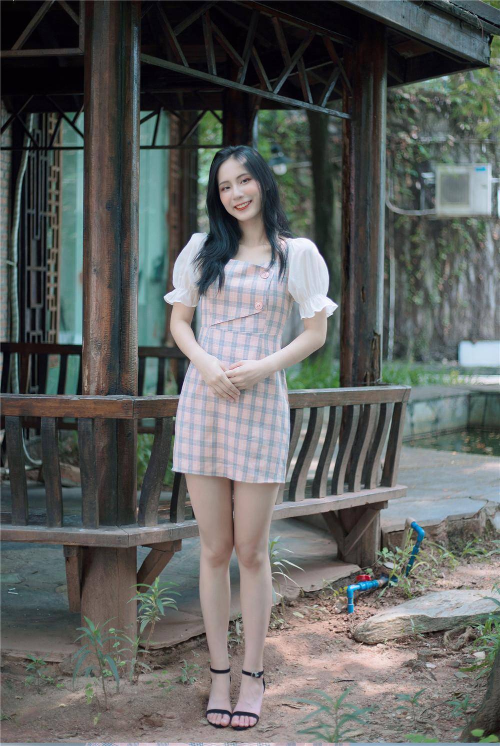 Cute Chinese Girl Scrolller