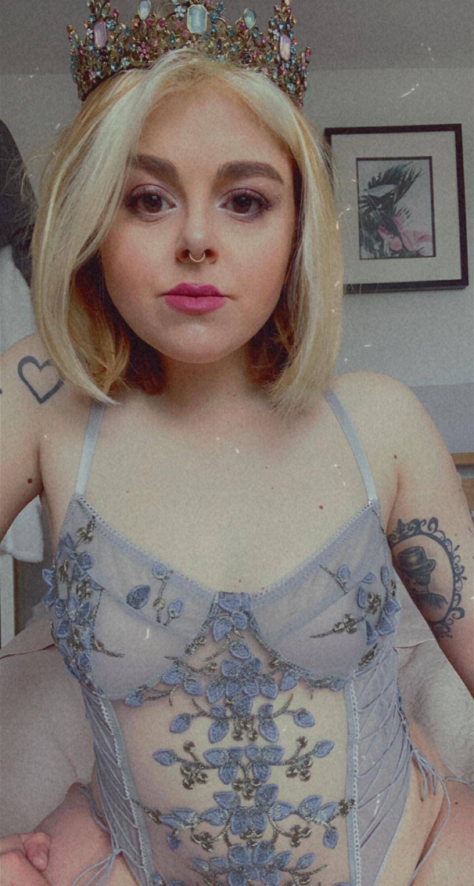 Cute, petite and queen 👑 | Scrolller