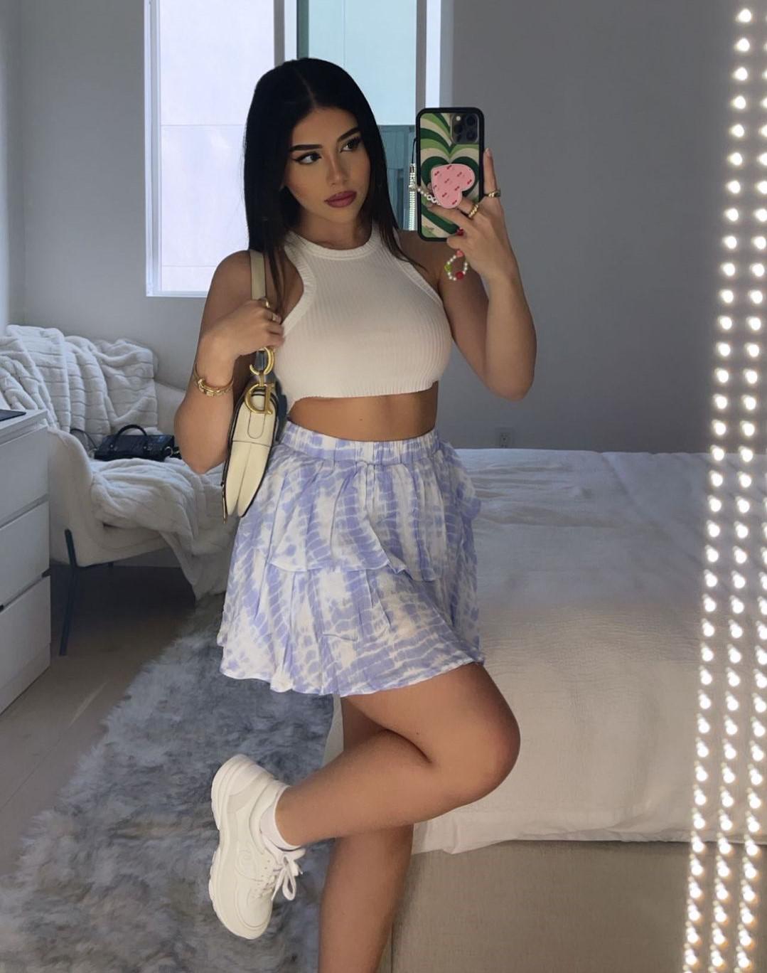 Cute Pose | Scrolller