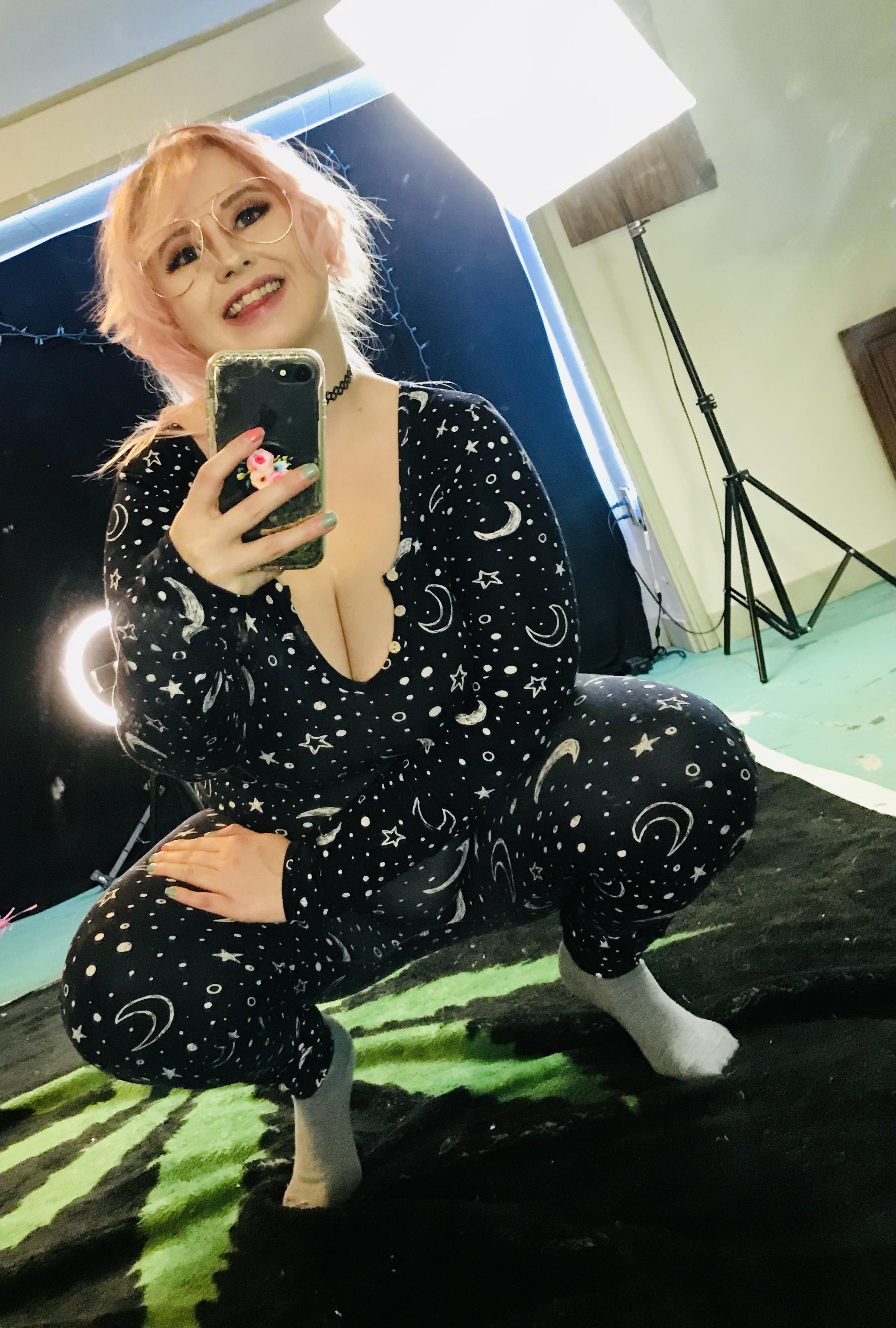 Cute stoner girl at your service! 🍉 | Scrolller