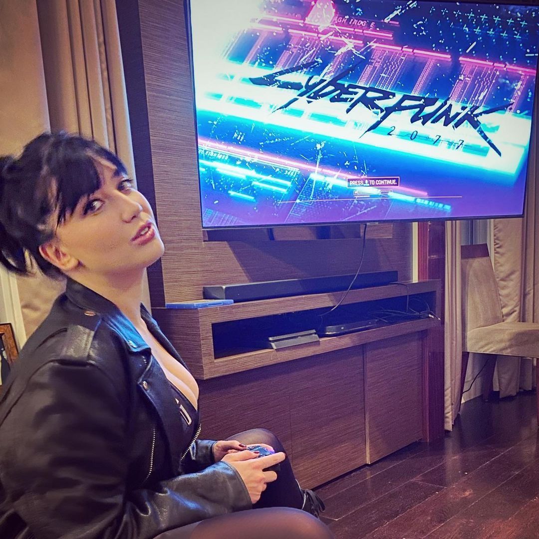 Daisy’s Cyberpunk Cleavage | Scrolller