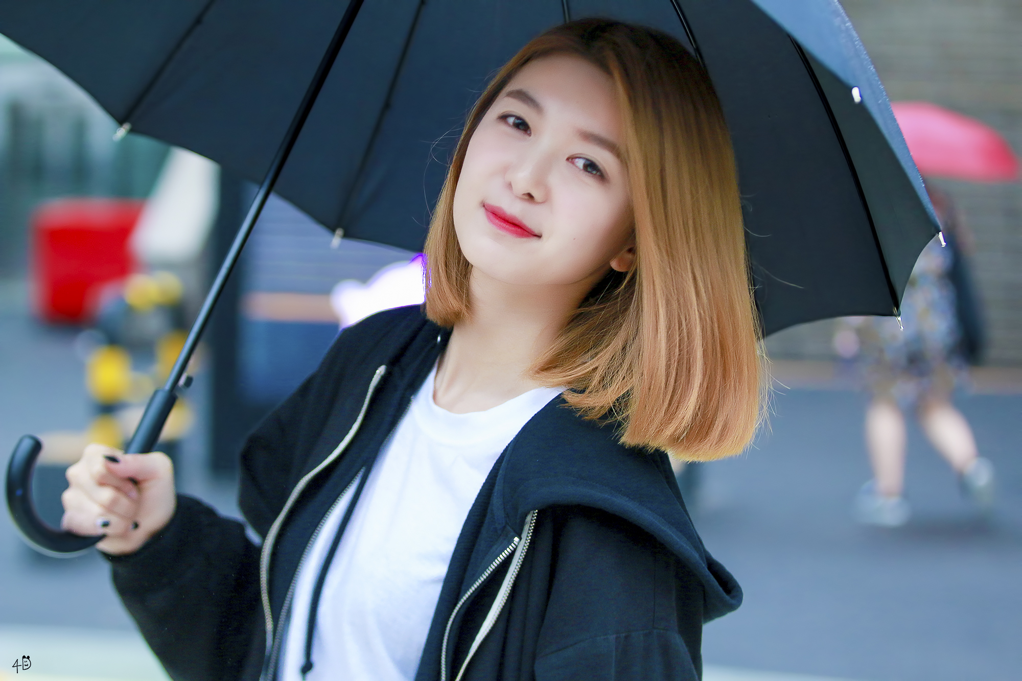 Dami with an umbrella | Scrolller