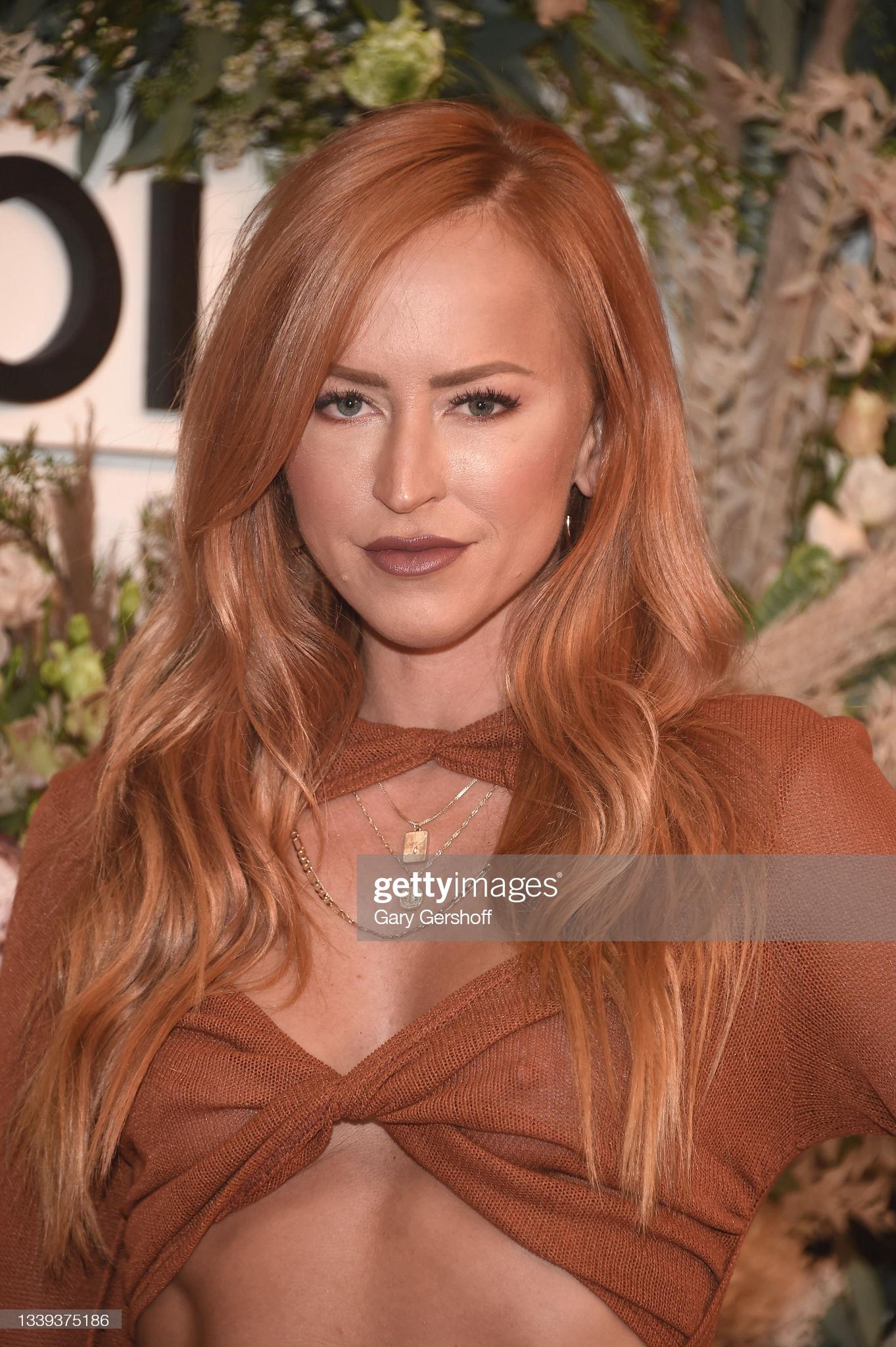 Danielle Moinet nipple poking through | Scrolller