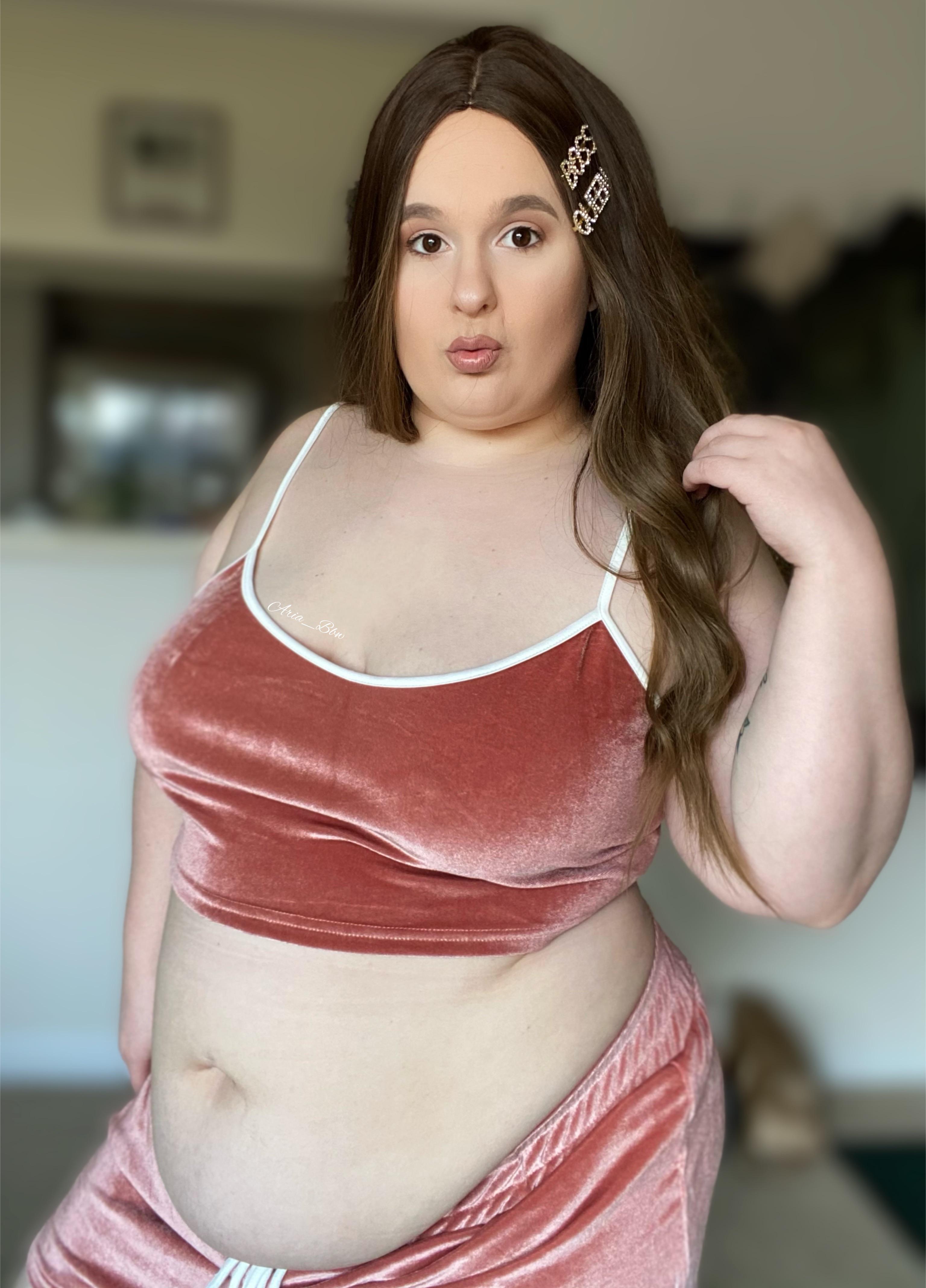 Deep belly buttons are the best kinds 🐽 | Scrolller