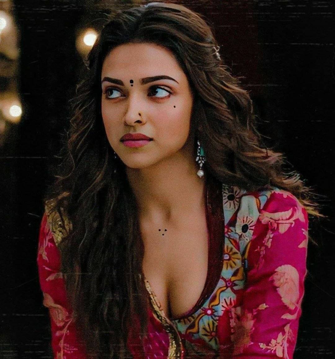 Deepika Padukone subtle cleavage expose | Scrolller