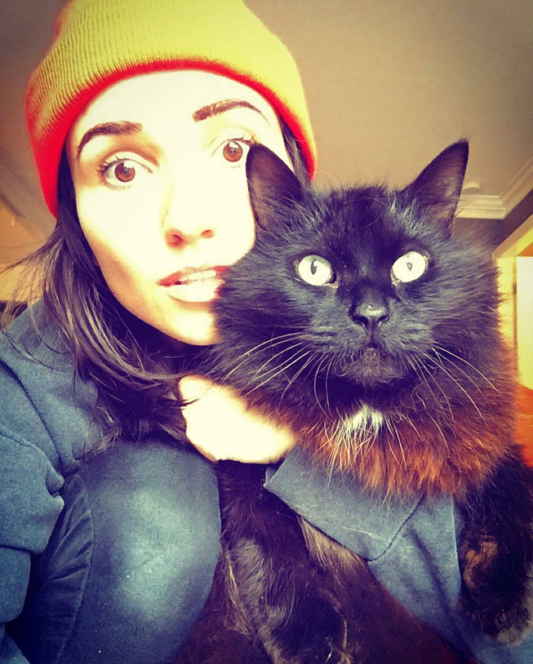 Deez Hugs | Scrolller