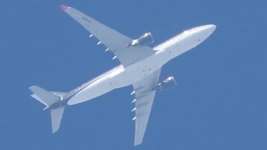 Demonstration of a camera's zoom on an in-flight 747 | Scrolller