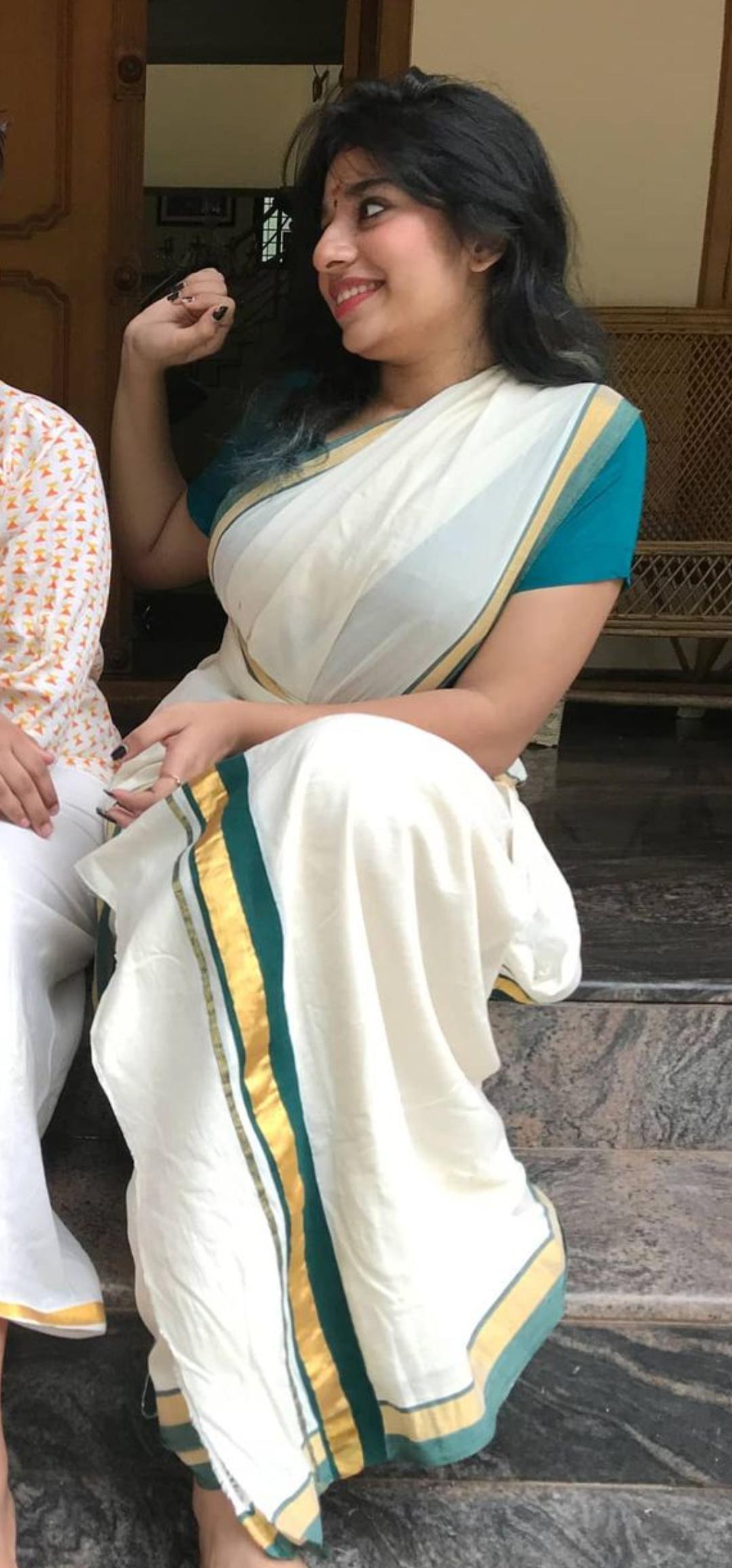 desi beauty in saree | Scrolller