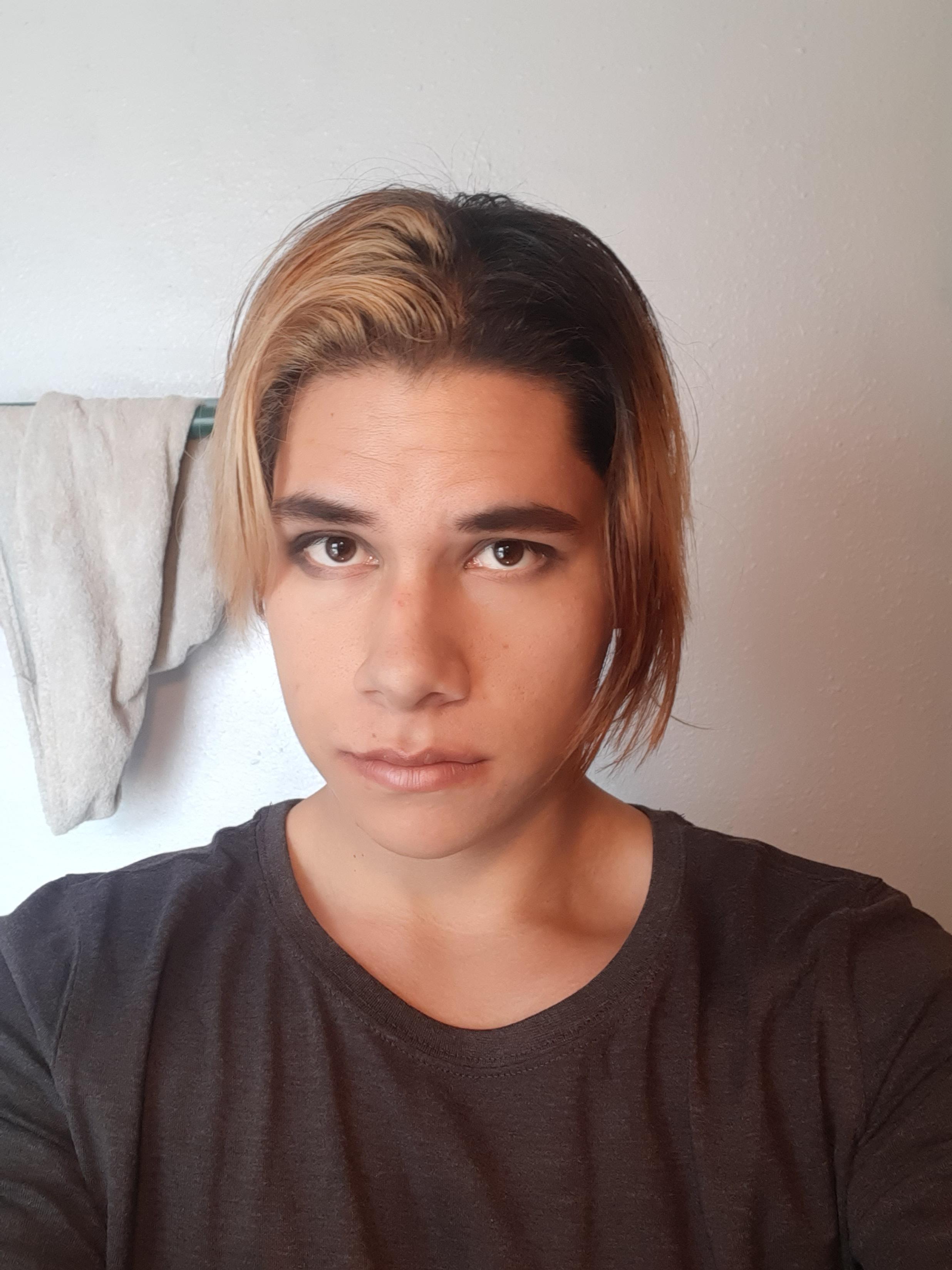 Did some more makeup :) | Scrolller