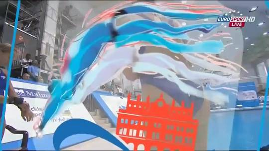 Diving cameraman getting the right angles | Scrolller