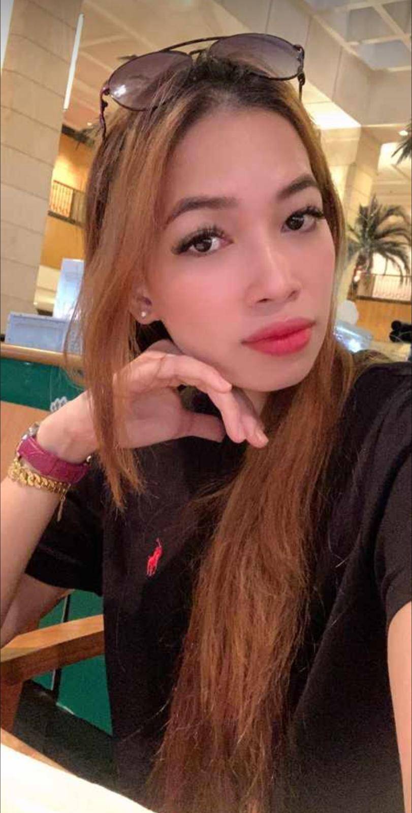 do anyone here know her? | Scrolller