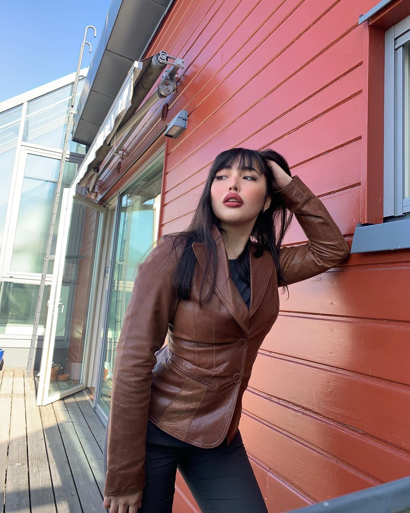 Do my lips belong here? | Scrolller