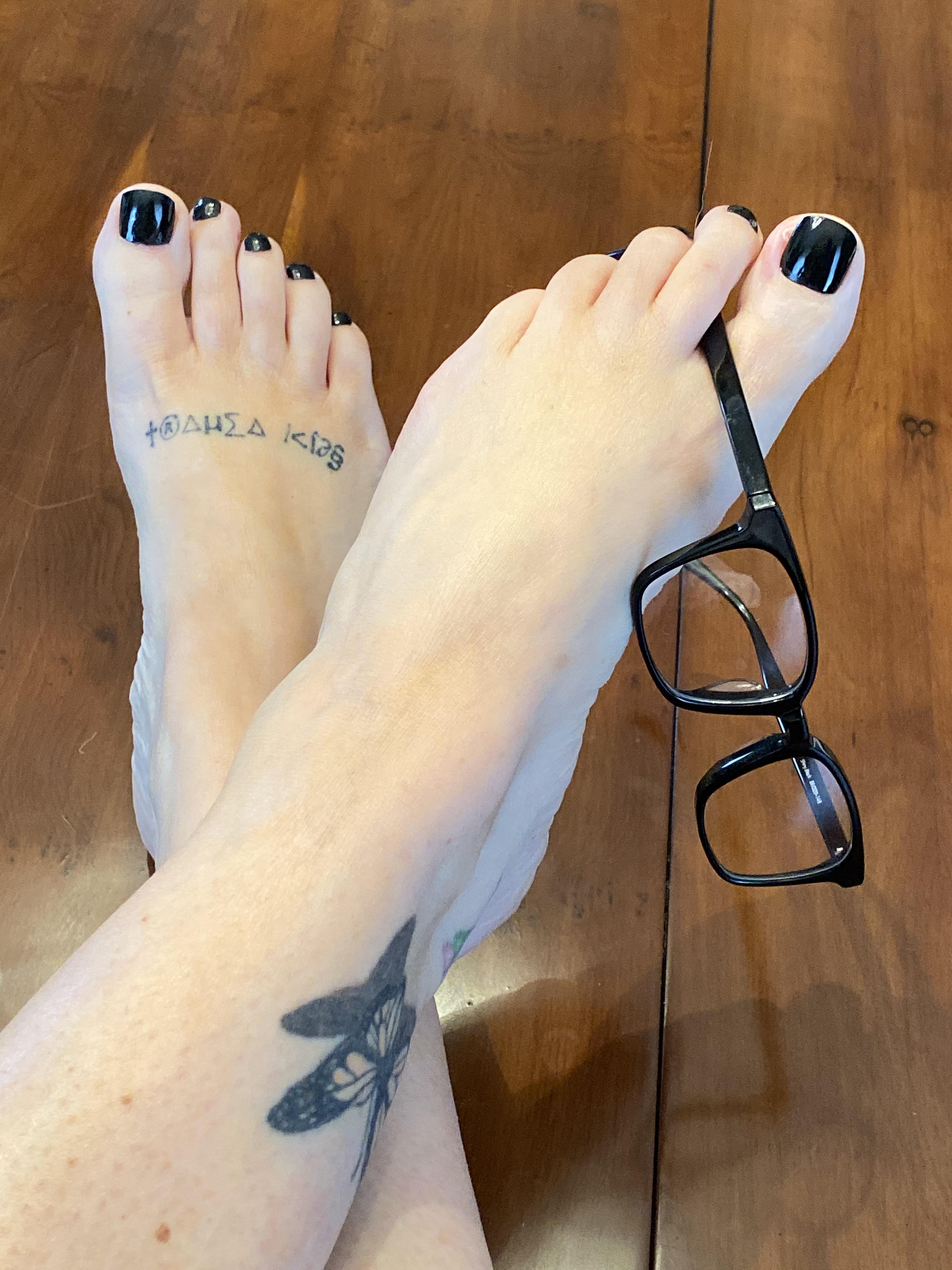 Do these glasses make my feet look smart? 🤓 | Scrolller