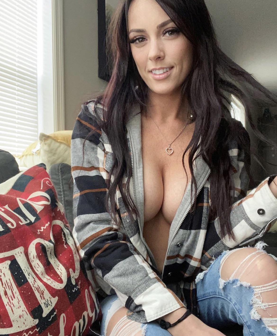 Do you enjoy my boobage 😉 | Scrolller