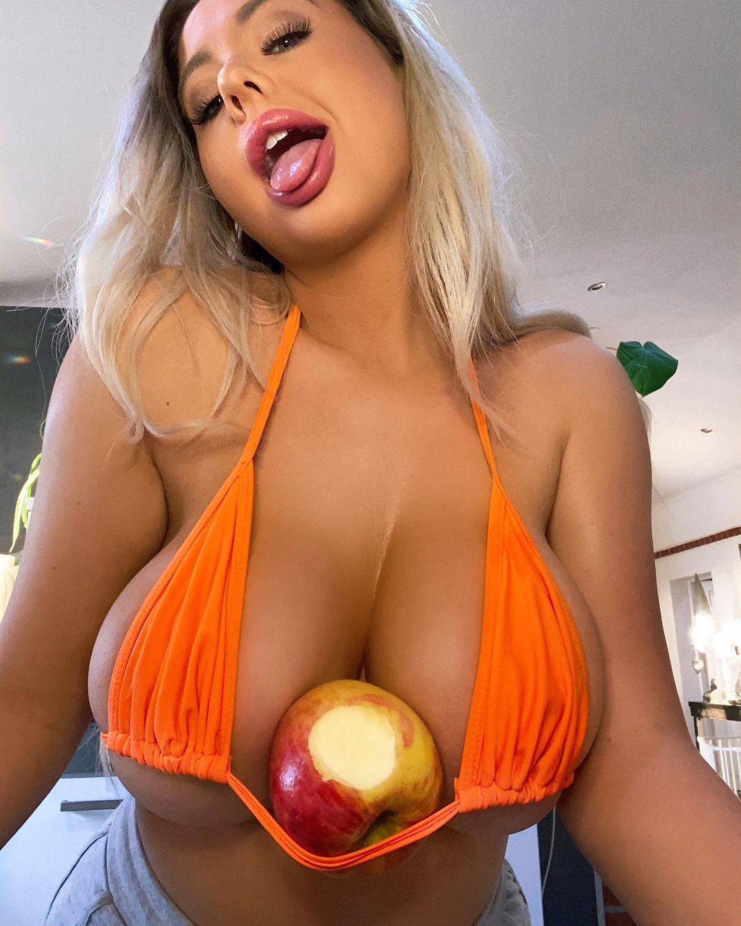 Do you like apples...? | Scrolller