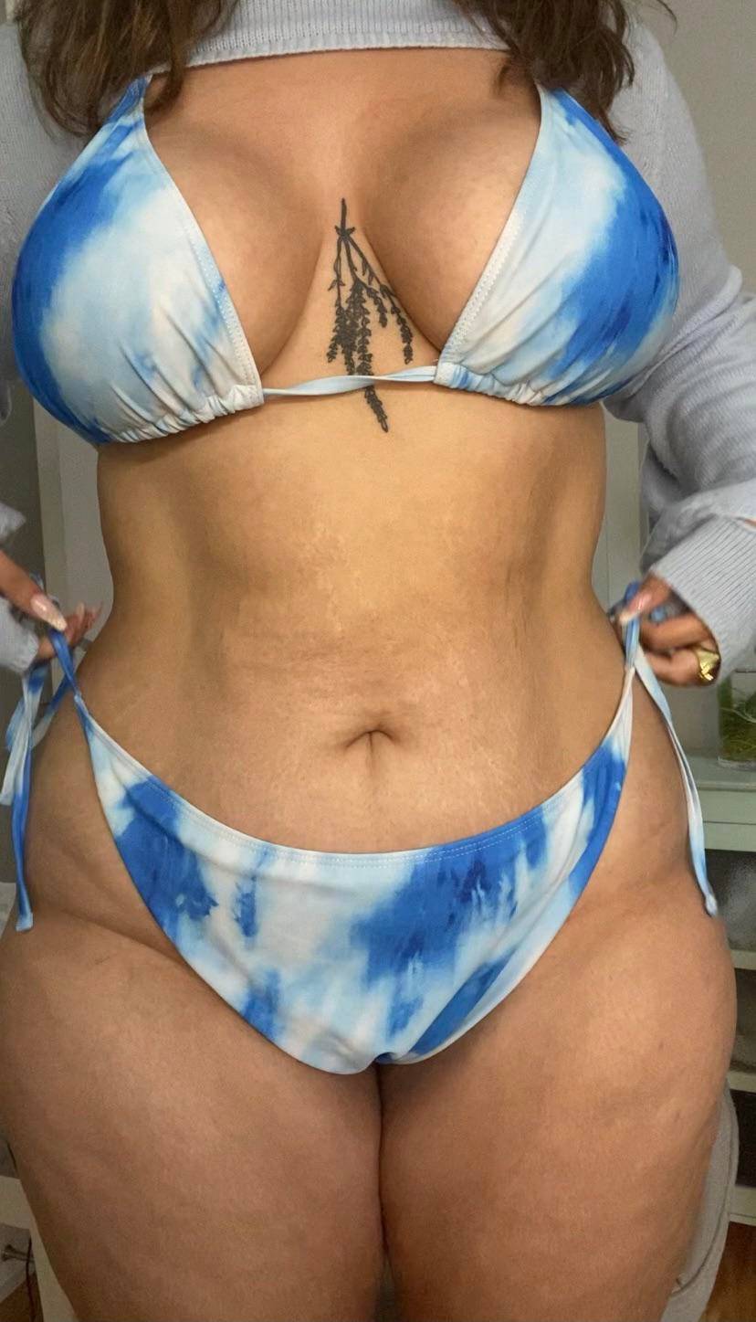 Do you like chubby girls in tiny bikinis? | Scrolller