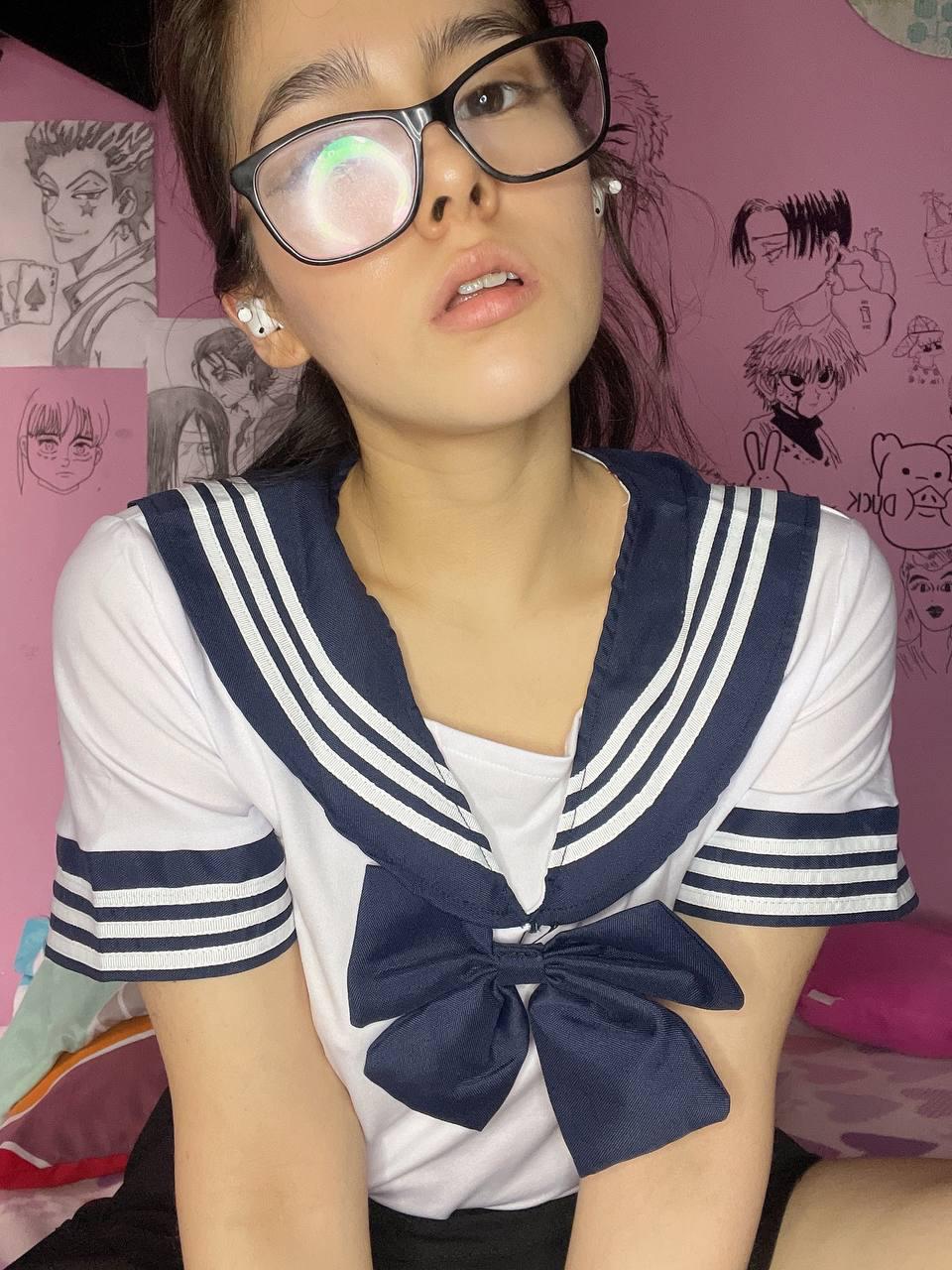 Do you like how I look in uniform? | Scrolller