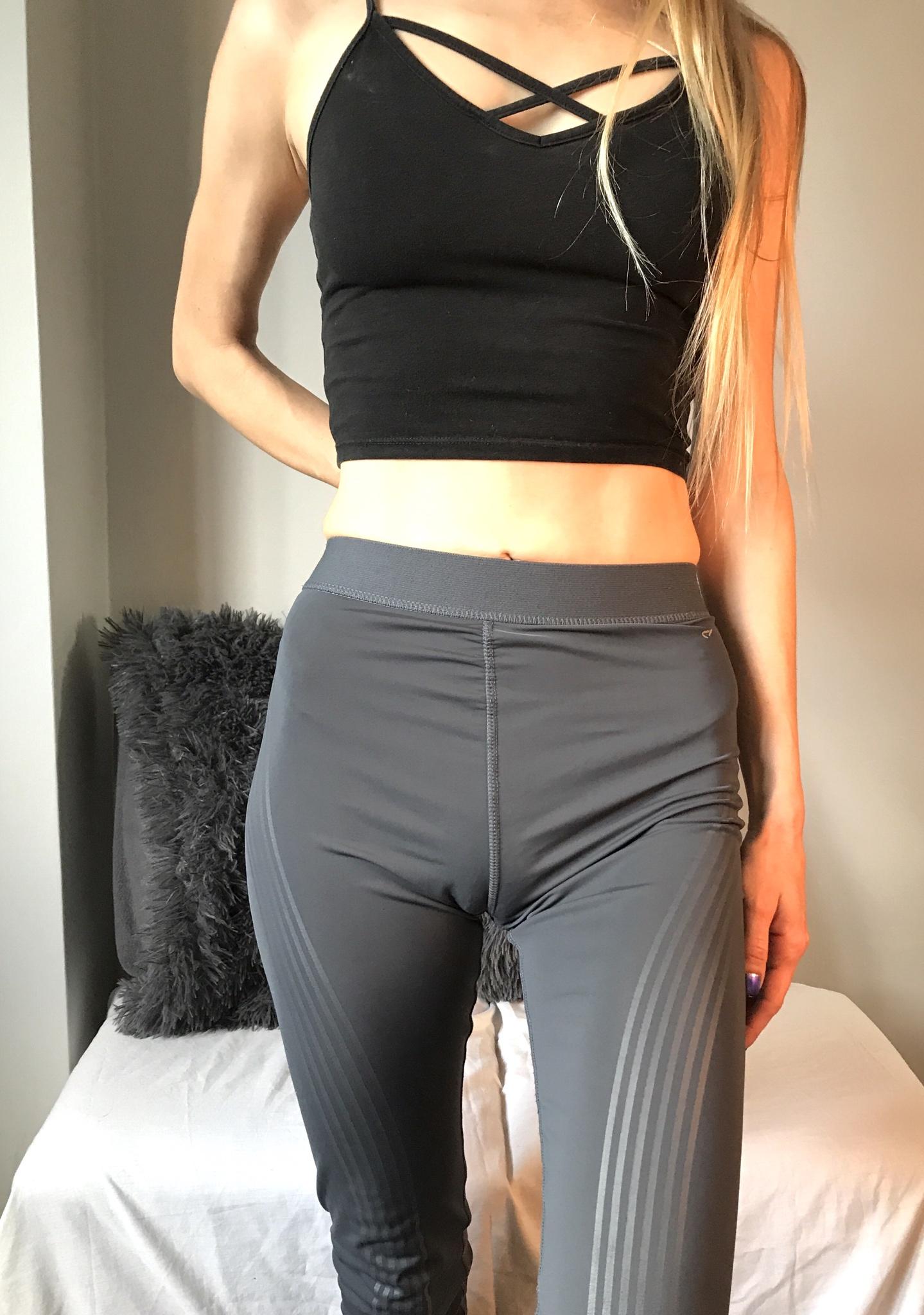 Do you like the look of big lips in leggings? | Scrolller