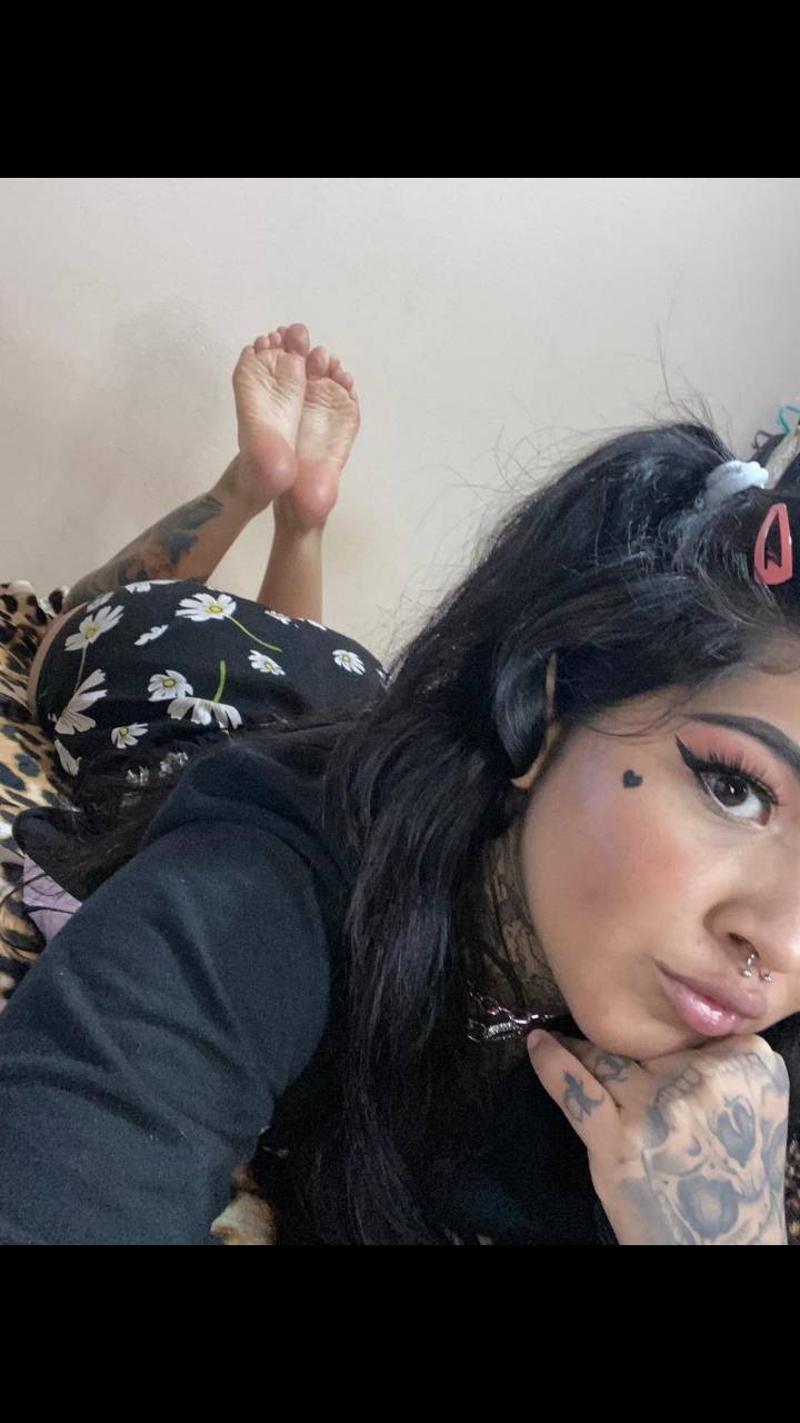 Do you wanna lick my toes? 🥵 | Scrolller