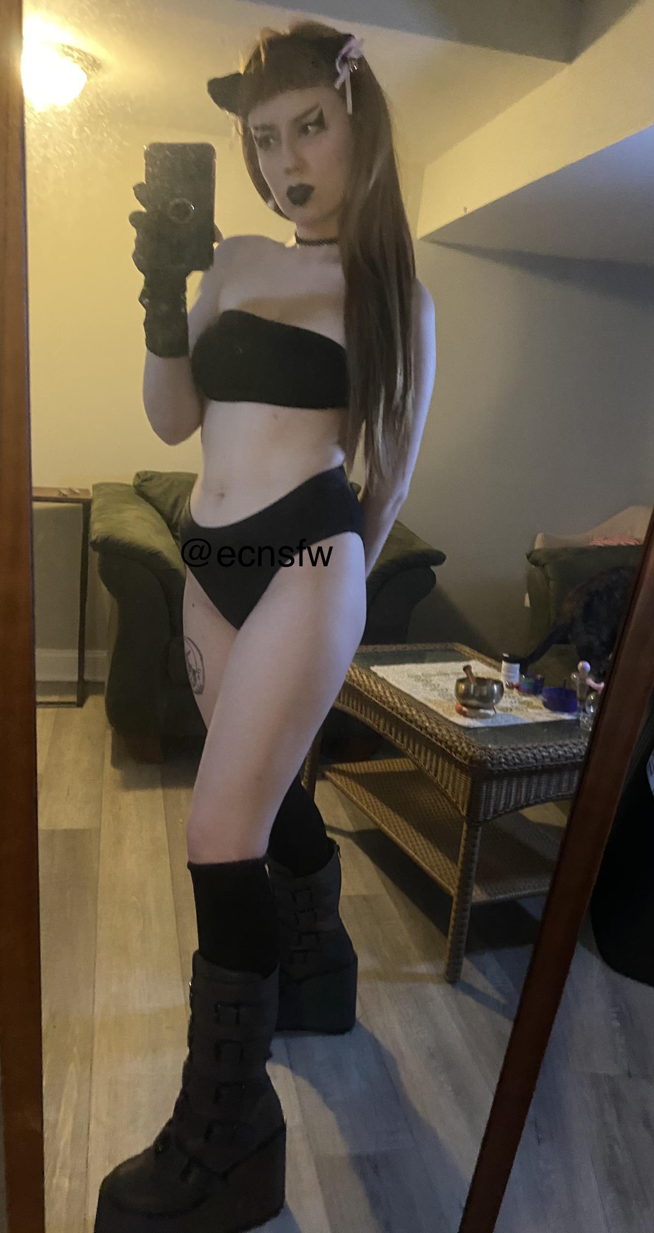 does anyone in here like a goth ginger? | Scrolller