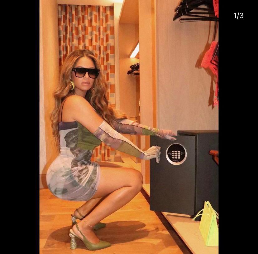 Does anyone think this pic could be... a clue? 🧐 | Scrolller