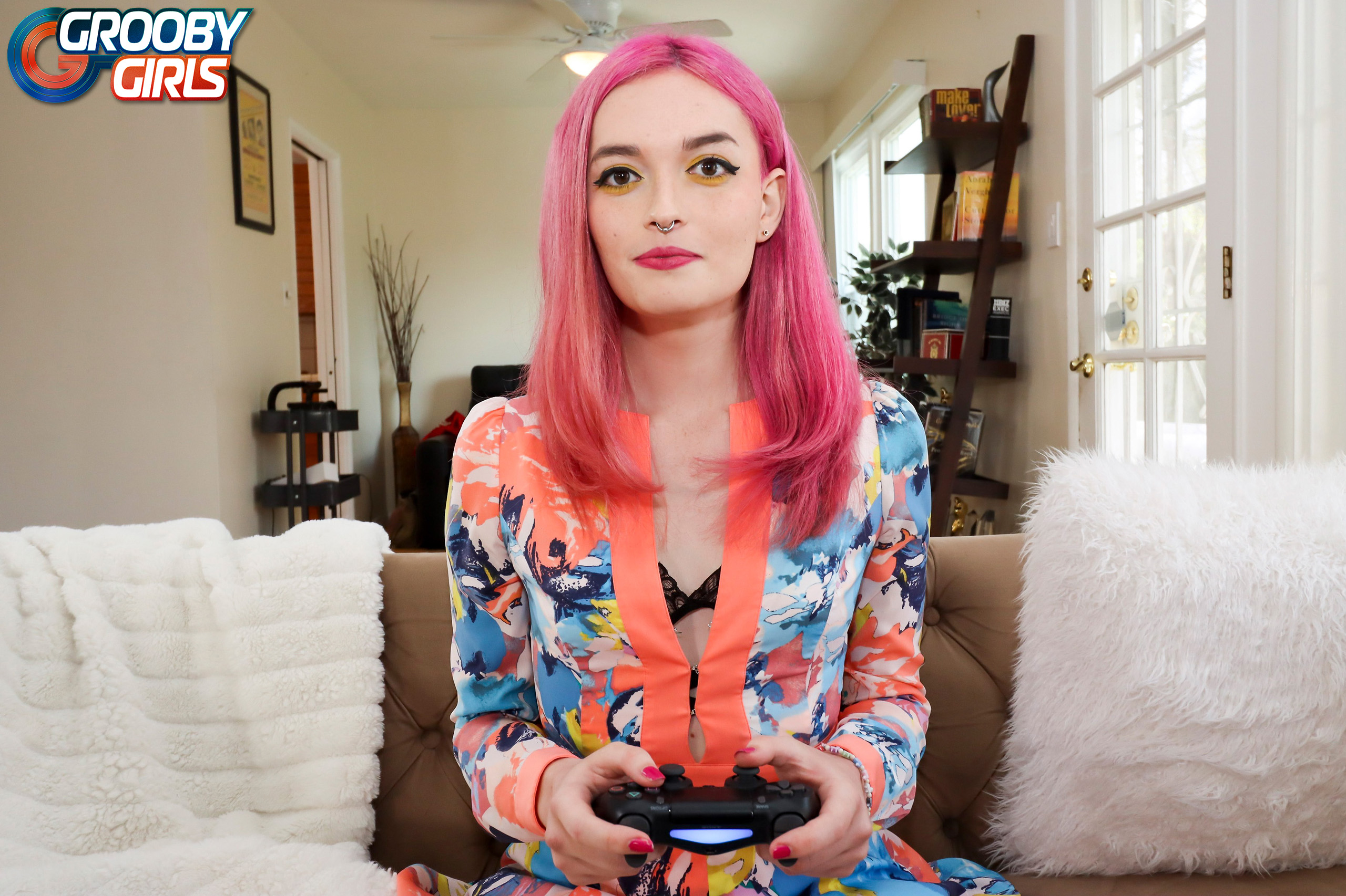 Does she need a second player? | Scrolller