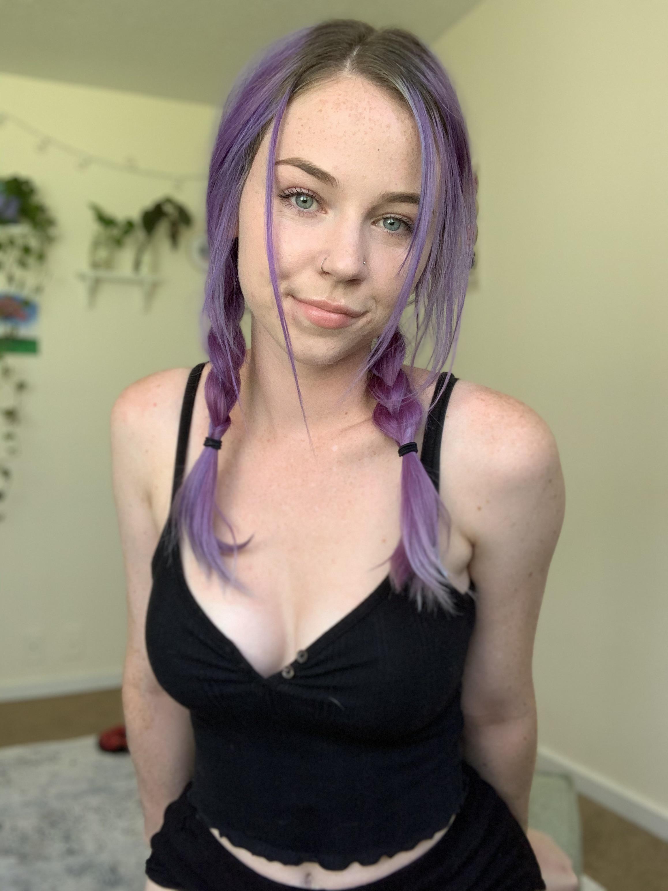 Little tank top cleavage | Scrolller