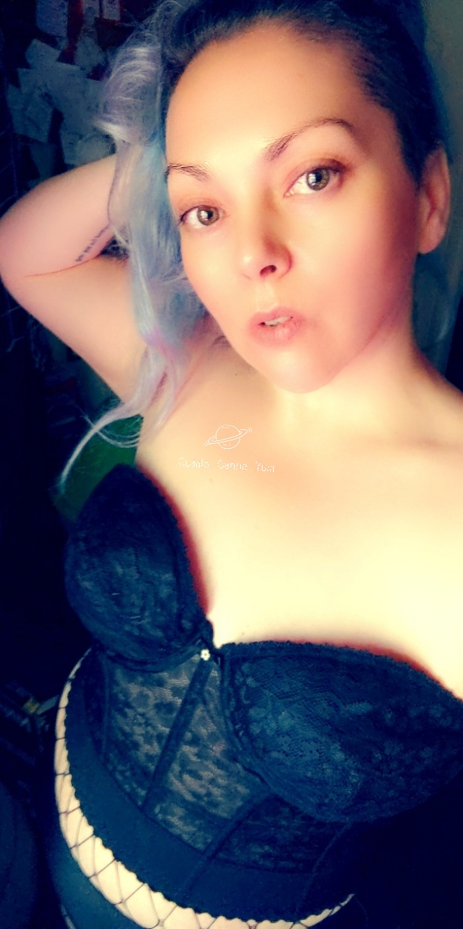 Don't let the 🌼 fresh 🌼 faced innocence fool you. Curious? | Scrolller