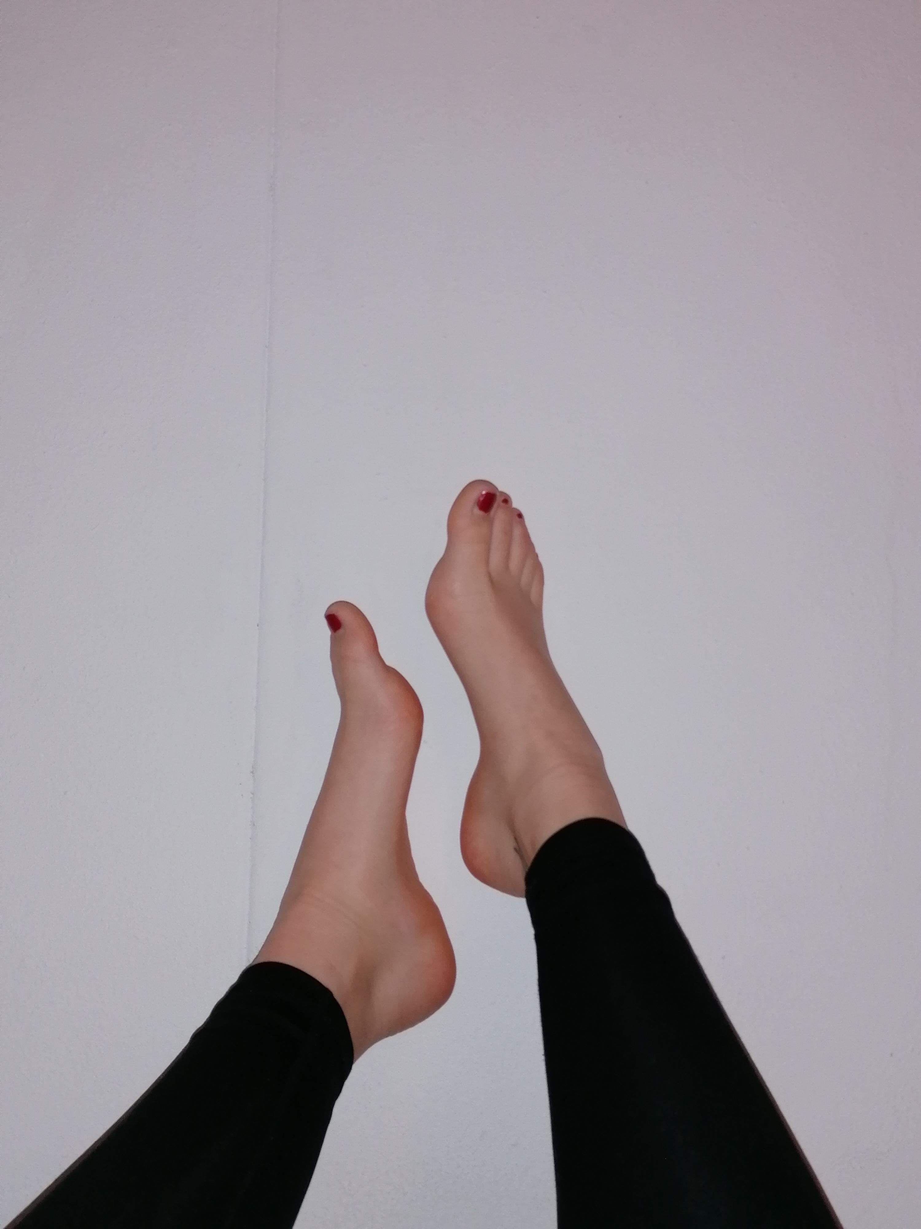 Don't you think the negative space between my feet is... Inviting? 🌶️ | Scrolller