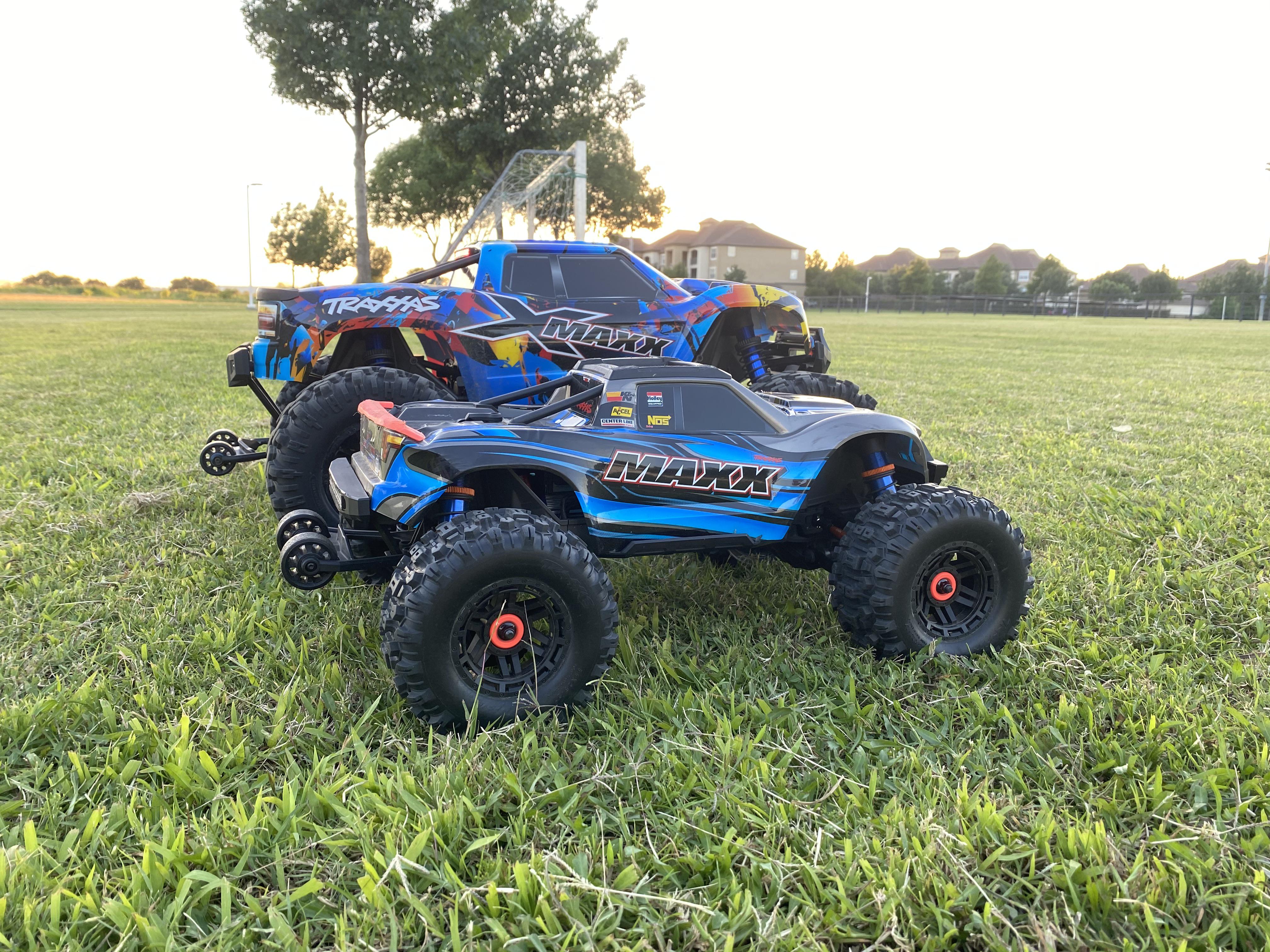 Drawing a crowd at the park tonight... | Scrolller