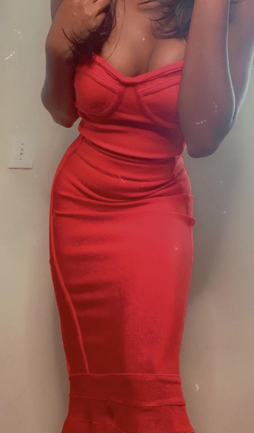 Dress hugs the figure perfectly | Scrolller