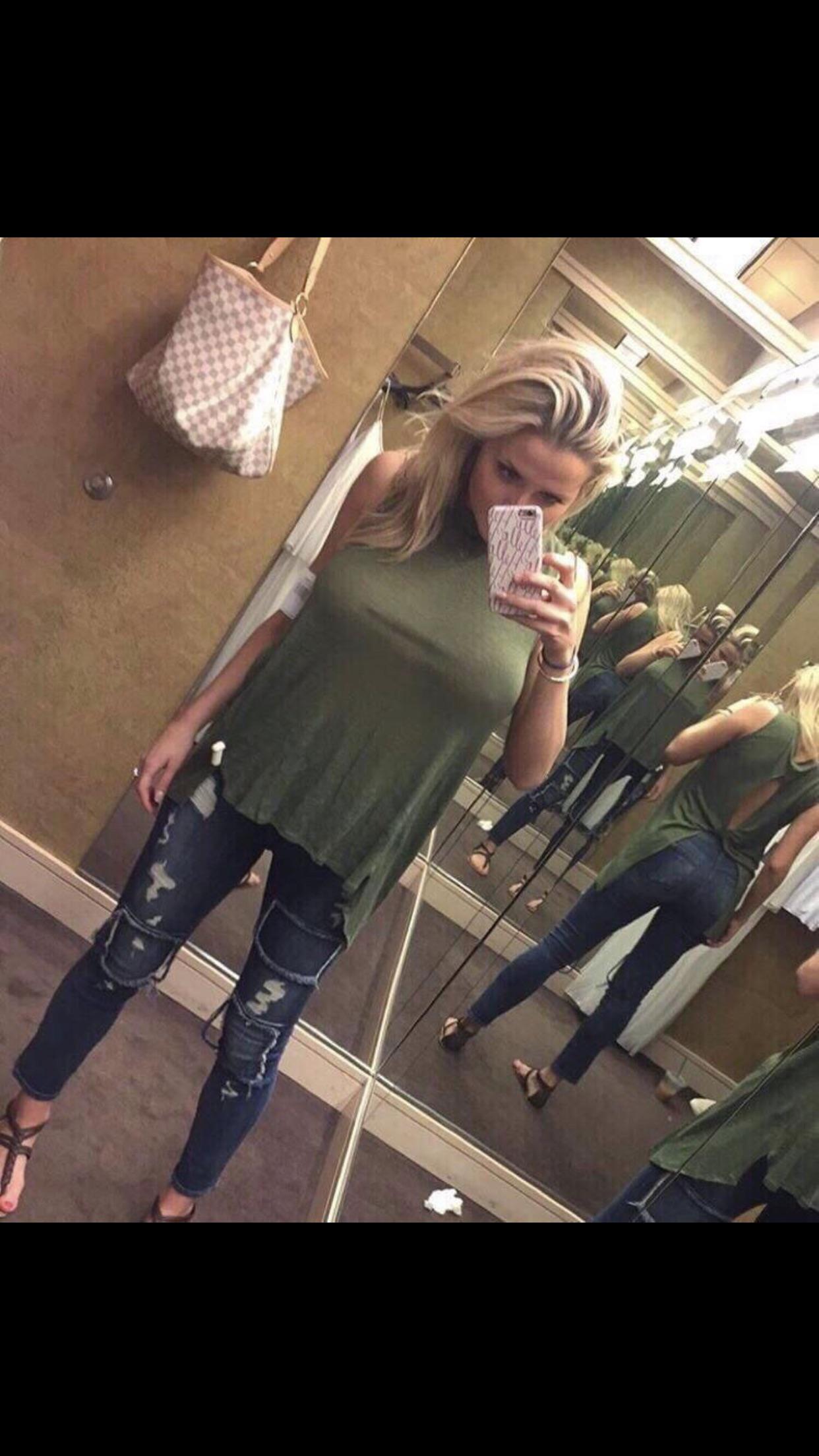 Noa in the dressing room | Scrolller