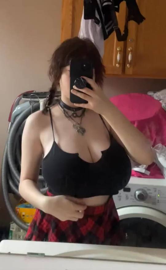 Dropping her melons | Scrolller