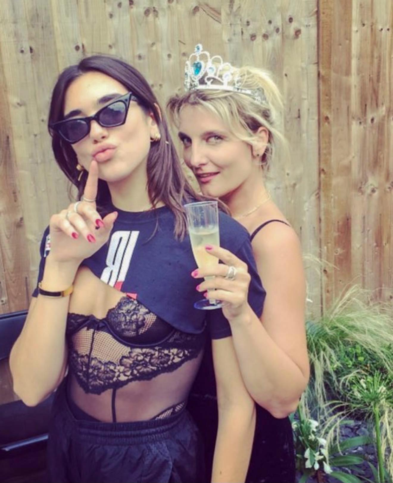 Dua Lipa Scrolller
