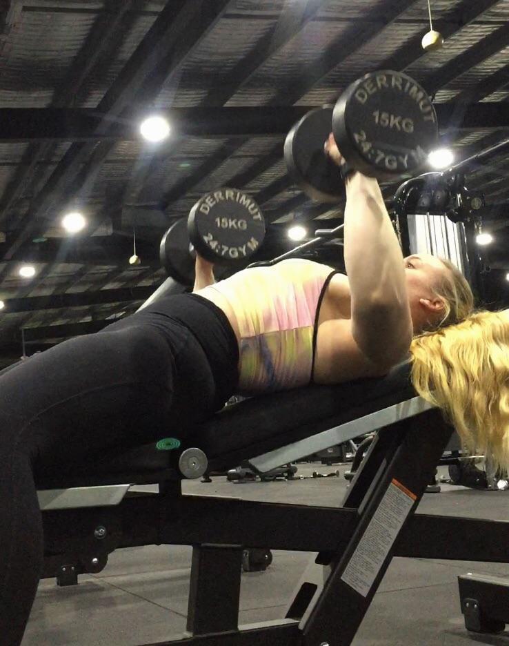 Dumbbell bench press [F] | Scrolller