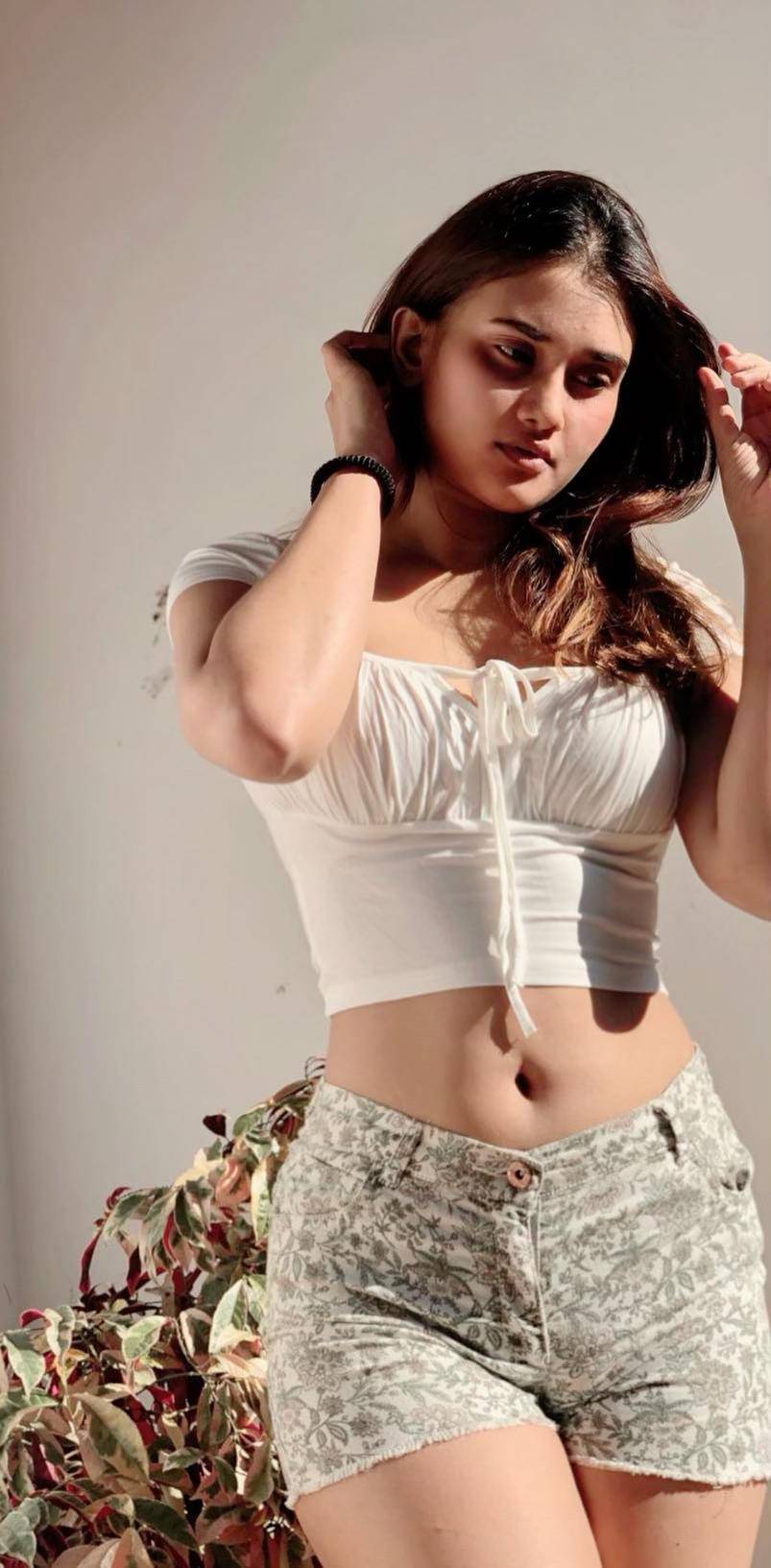 Dusheni S cute navel in shorts | Scrolller