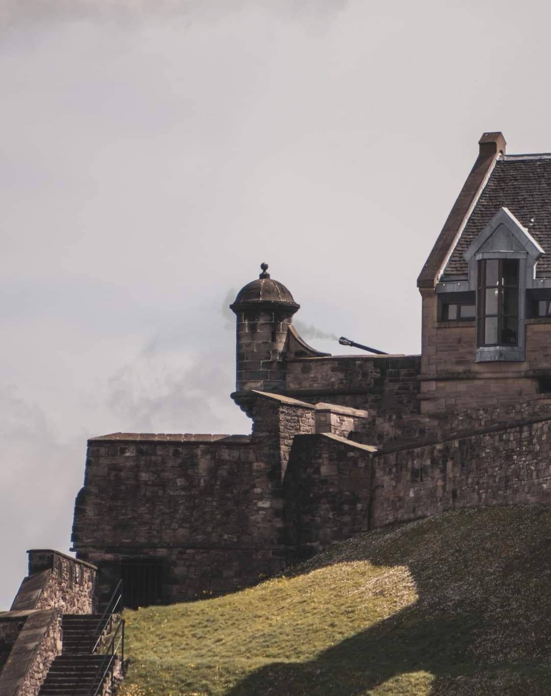 Edinburgh Castle's one o'clock gun | Scrolller