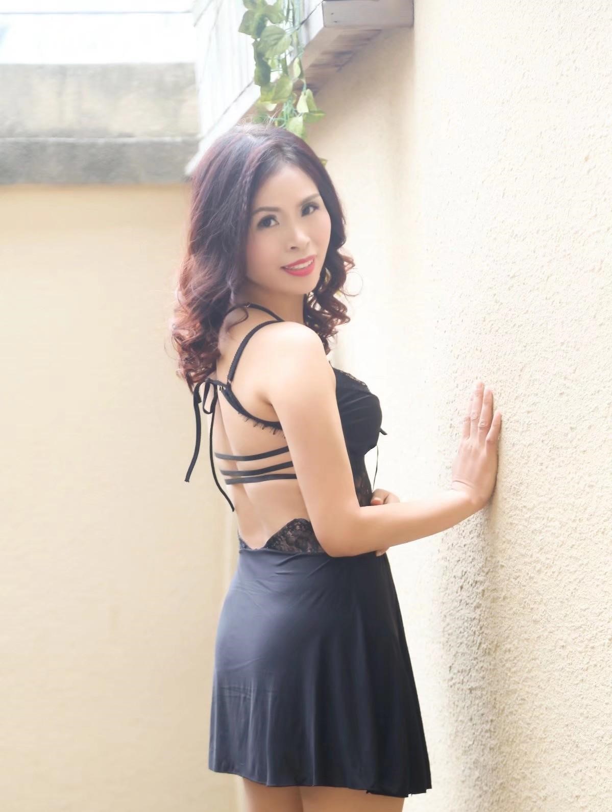 Elegant black dress | Scrolller