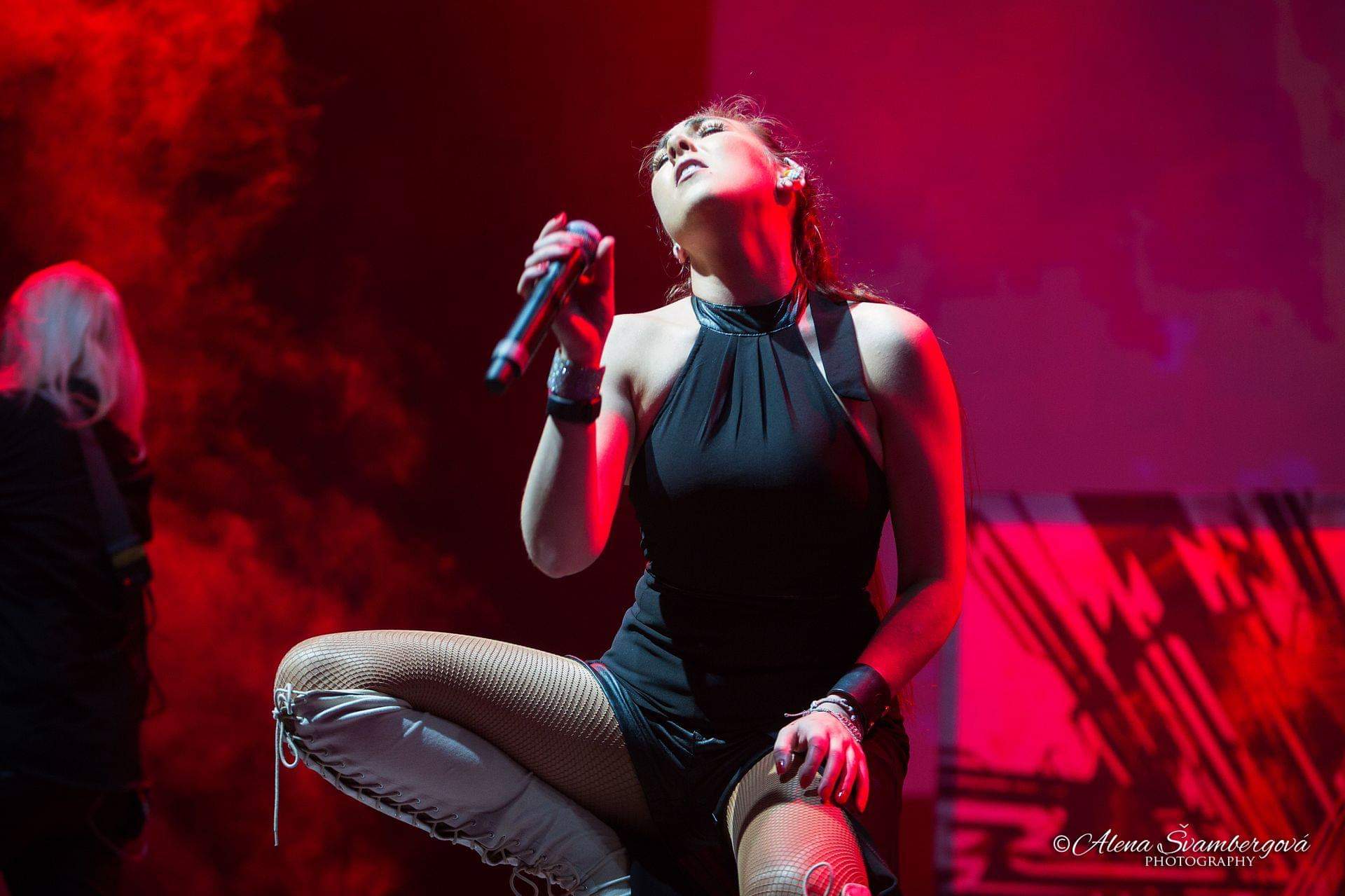 Elize moaning on stage | Scrolller