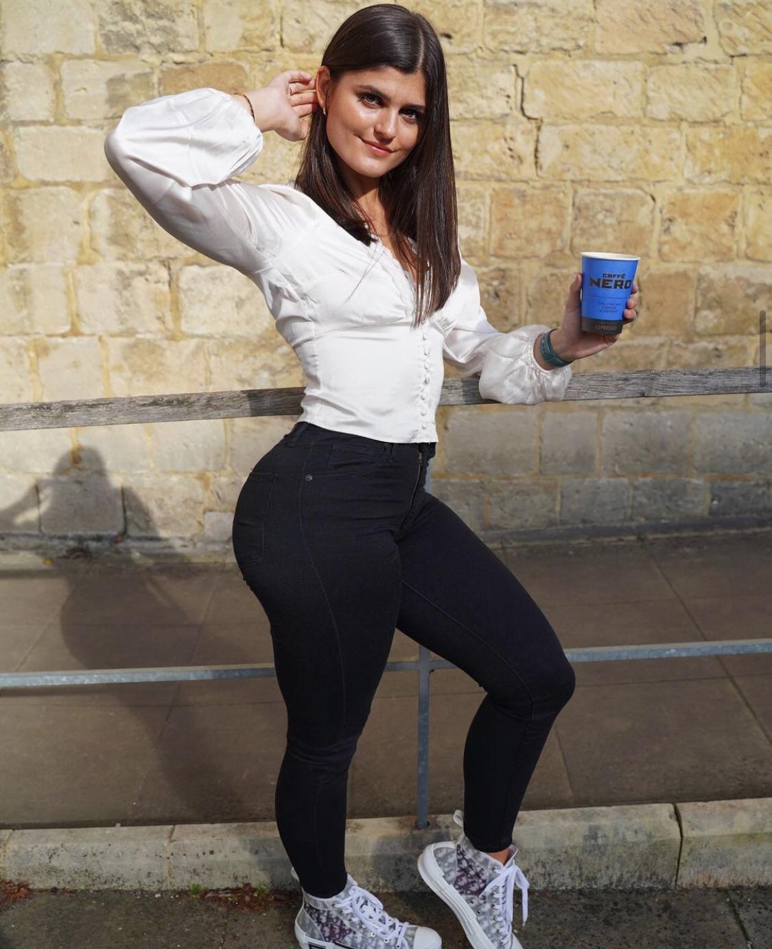 Elle Edwards | Scrolller